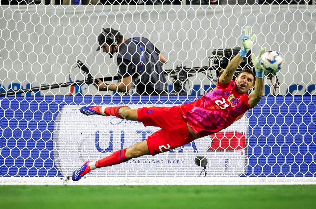 Messi trượt pen, Argentina vẫn vào bán kết nhờ thủ môn